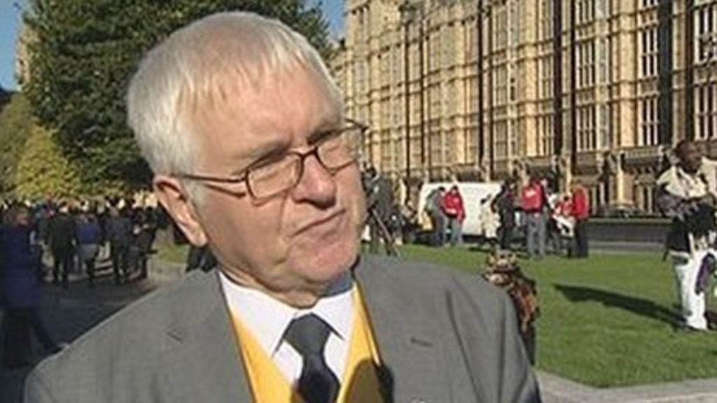 Sir Bob Russell MP 'broke Commons expenses rules' - BBC News