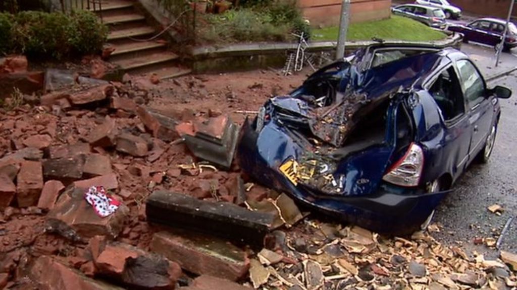Battling to restore power after storms in Scotland - BBC News