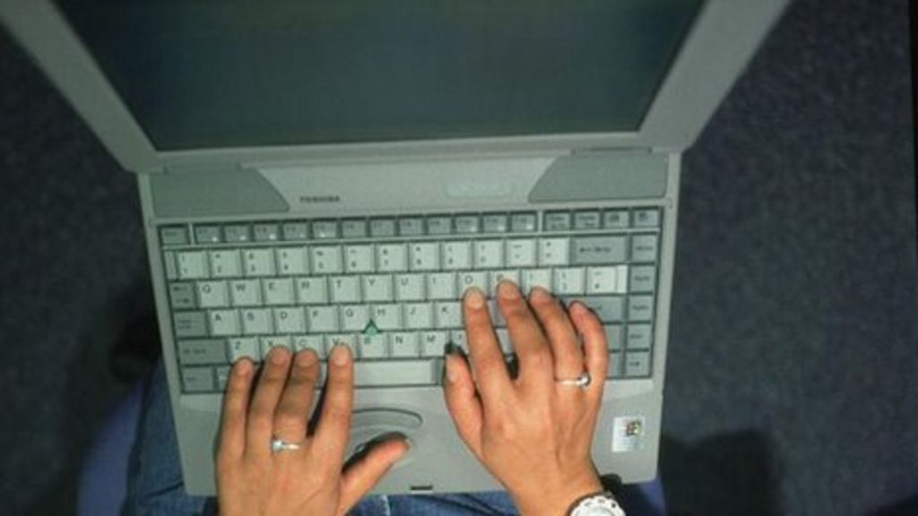 Which? suggests websites 'undervalue old laptops' - BBC News