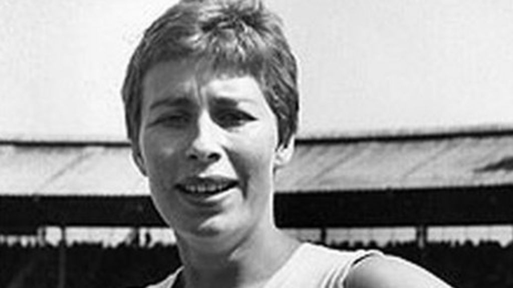 Olympic star Mary Rand given freedom of the city of Wells - BBC News