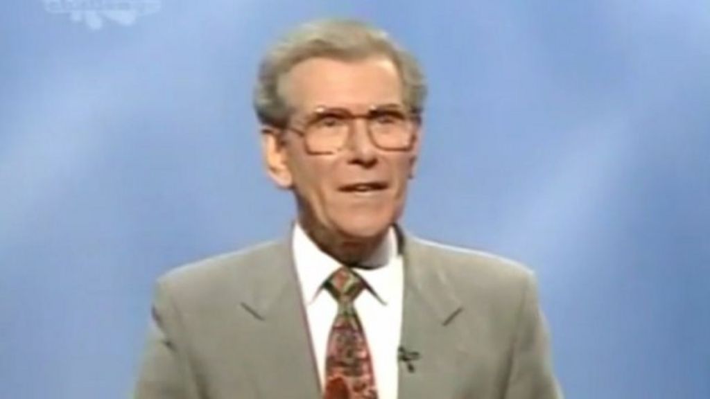 Bob Holness, former Blockbusters host, dies at 83 - BBC News