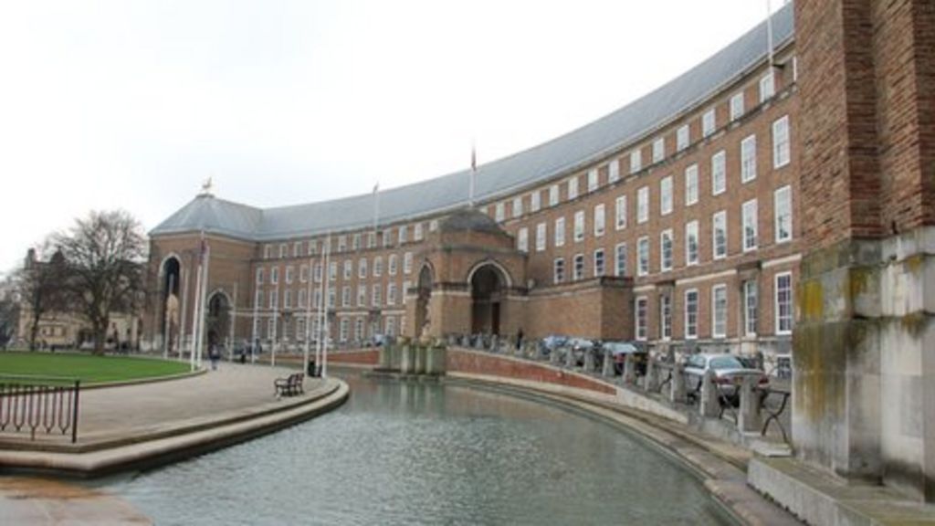Bristol's Speedwell pool funding cut plan angers councillors - BBC News
