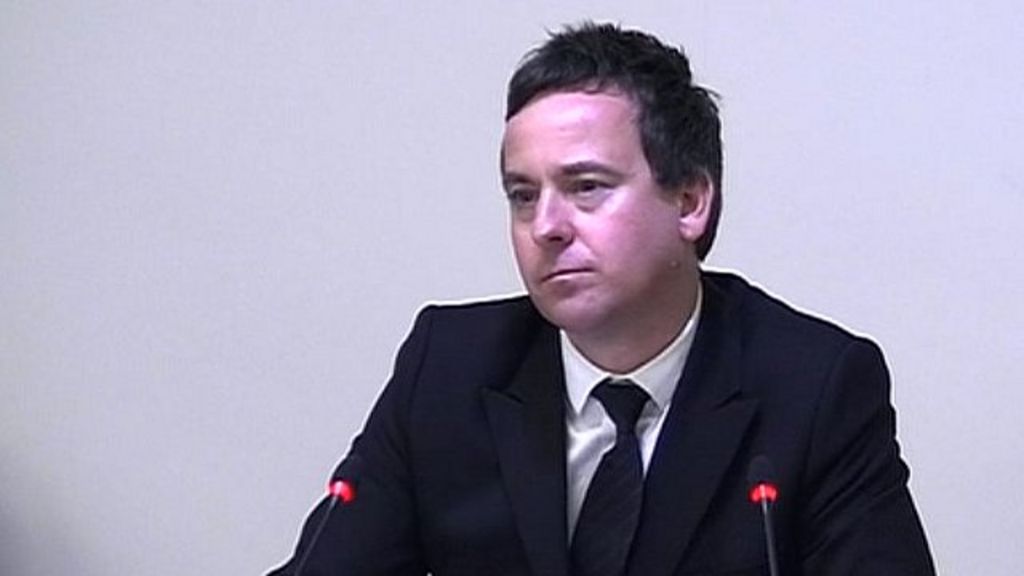 Sun editor Dominic Mohan quizzed over hacking 'joke' - BBC News