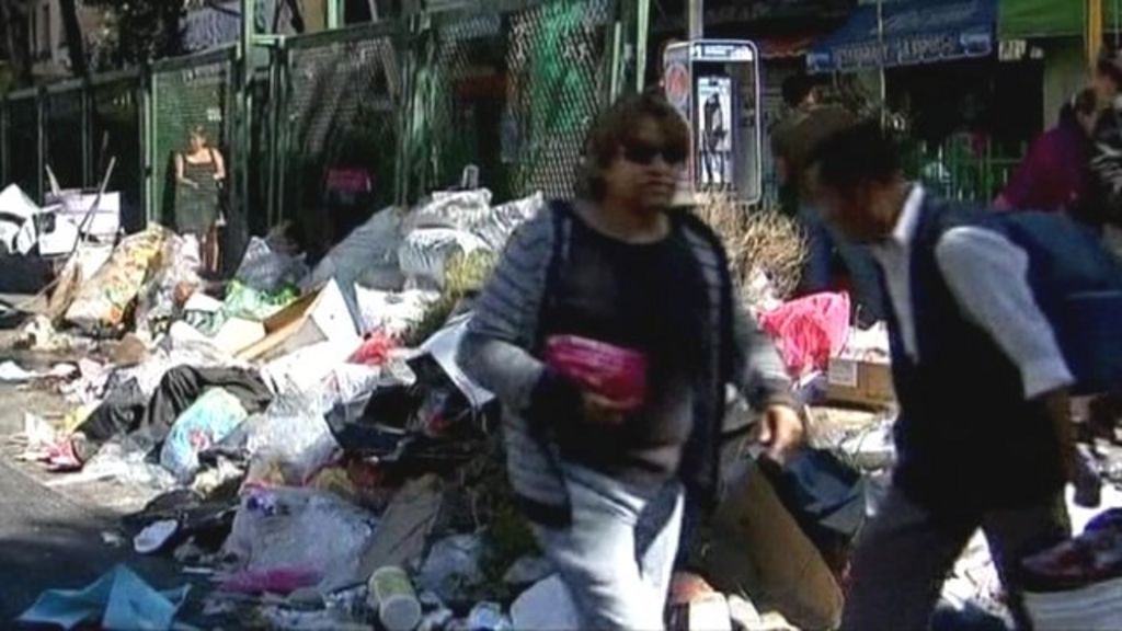 Rubbish piles up on the streets of Mexico City - BBC News
