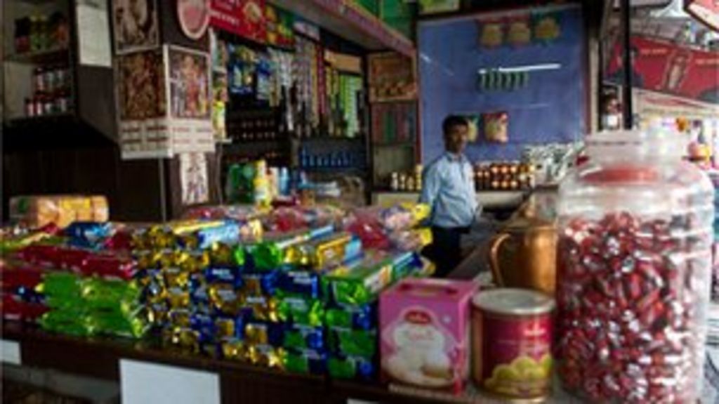 India opens part of retail sector to foreign stores - BBC News