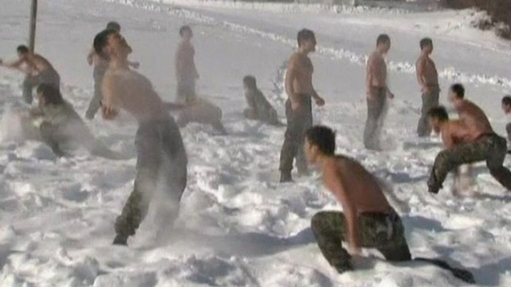 Soldiers brave freezing temperatures in winter drill - BBC News