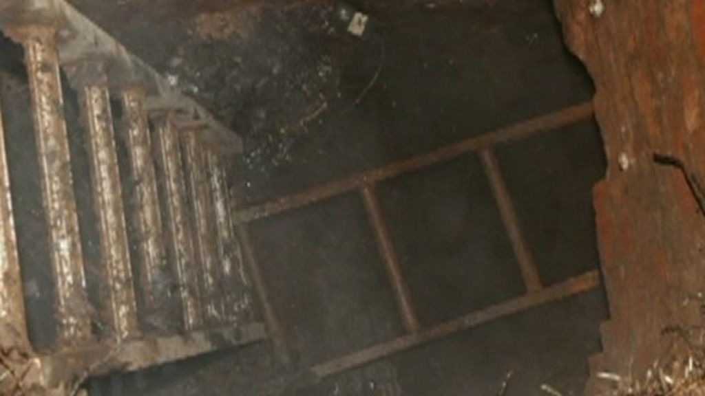 Thieves tunnel under cash machine - BBC News