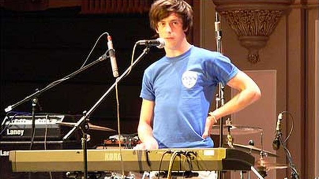 Luke Leighfield plays at Latitude - BBC News