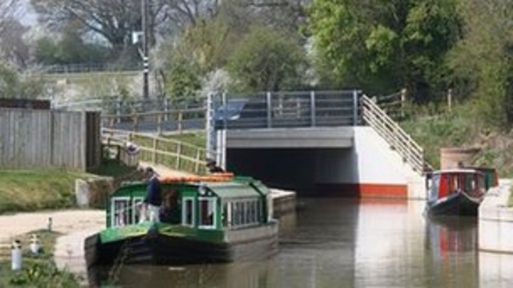 Restored Wey and Arun Canal opens to boats - BBC News