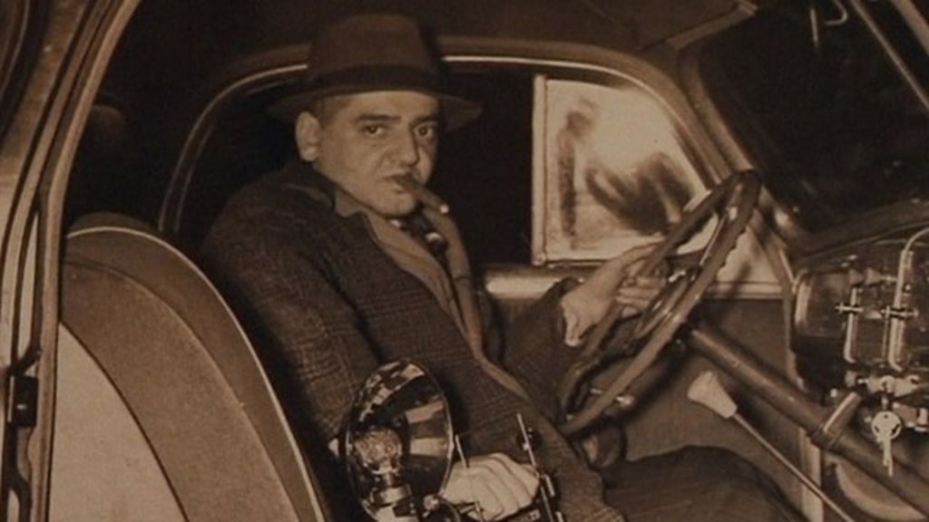 Exhibition of 1930s crime photos in New York - BBC News