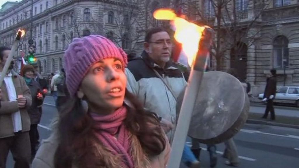 Thousands march in support of Hungary PM Viktor Orban - BBC News