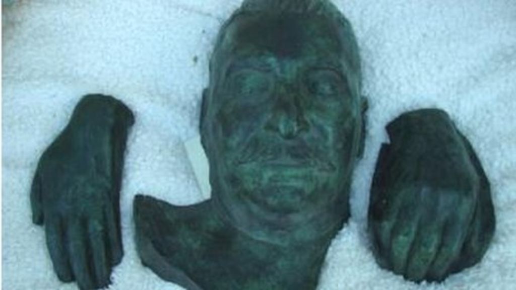 Bronze cast of Stalin's death mask goes for £3,600 at auction - BBC News