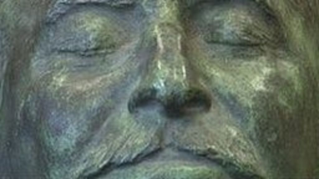 Stalin's death mask was sold at auction for £3,600 - BBC News