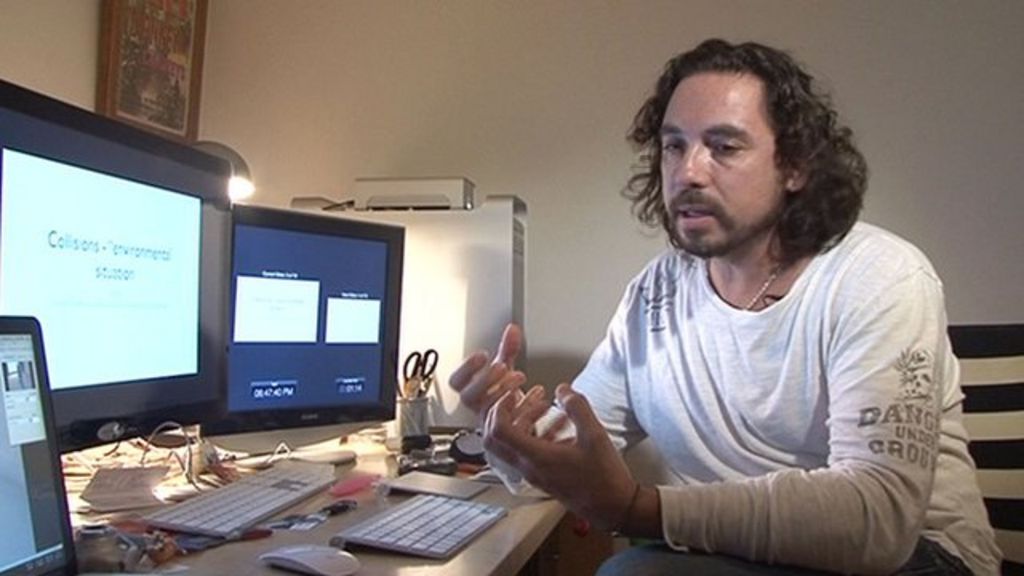 Eyal Gever: Israeli 3D artist turns disaster into art - BBC News