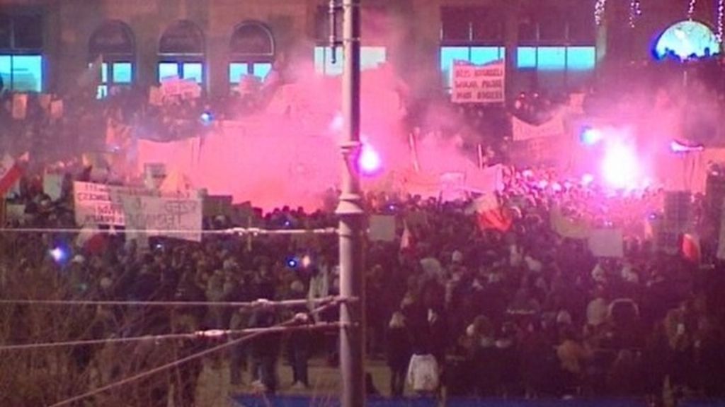 Protesters take to the streets across Poland over ACTA - BBC News