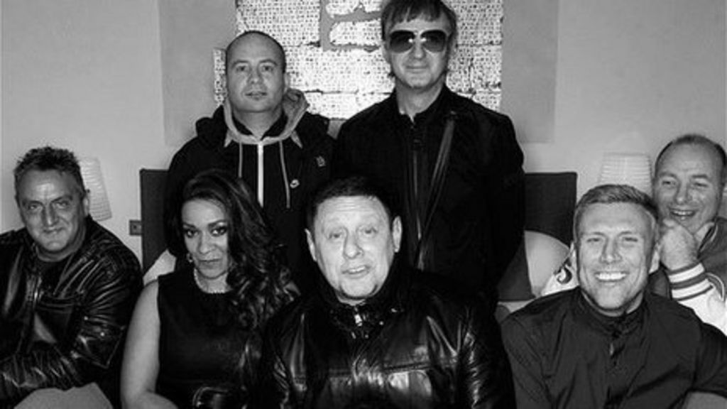 Original Happy Mondays line-up to re-form for tour - BBC News