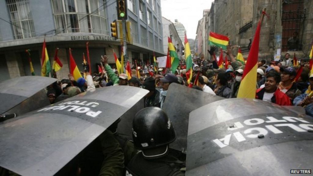 Bolivia march revives Tipnis Amazon road dispute - BBC News