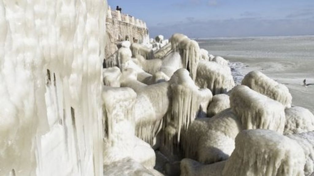 Europe freeze: Heavy snow across continent - BBC News