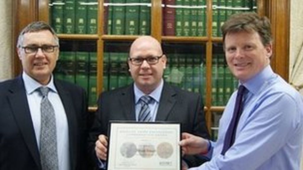 Det Insp Brian Stuart awarded for wildlife crime work - BBC News