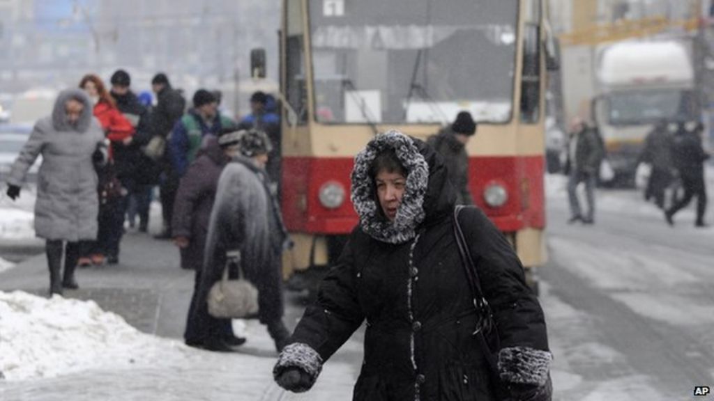 Cold snap spreads across Europe - BBC News