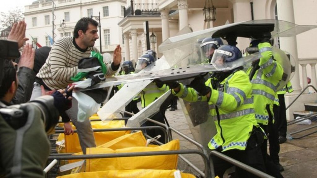 Scuffles at London Syria embassy protest - BBC News