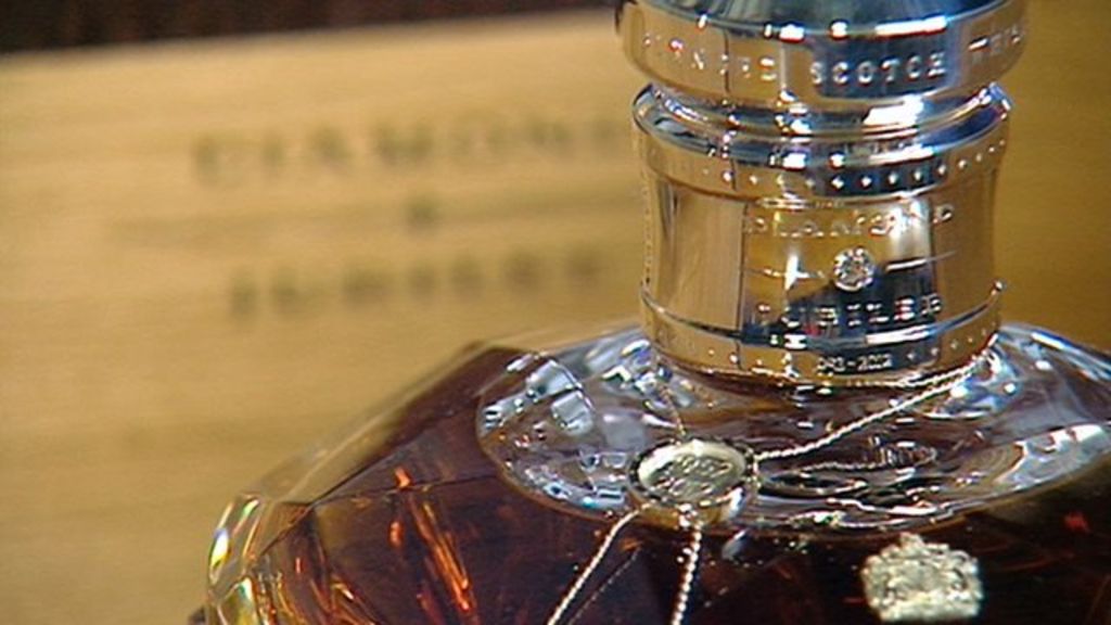 Diamond Jubilee: 21-Gun Royal Salute at Edinburgh Castle - BBC News