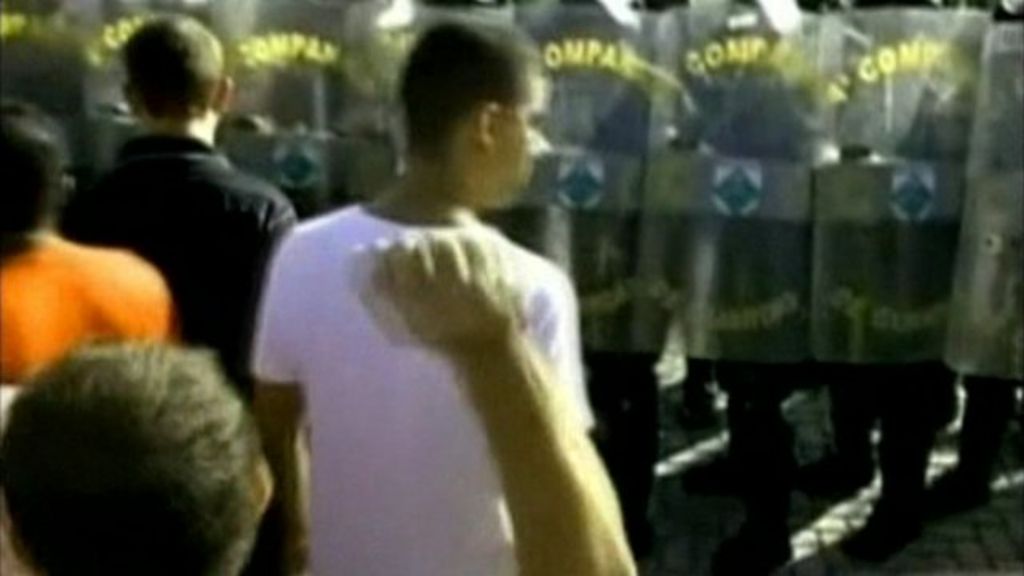 Brazil soldiers clash with striking police officers - BBC News