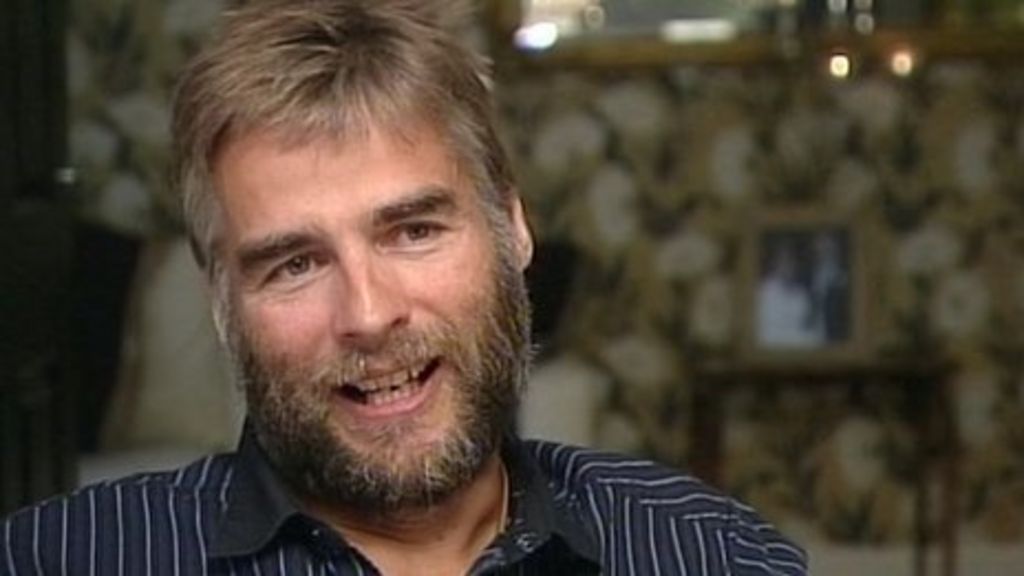 Rescued Atlantic oarsman Ian Rowe returns home - BBC News