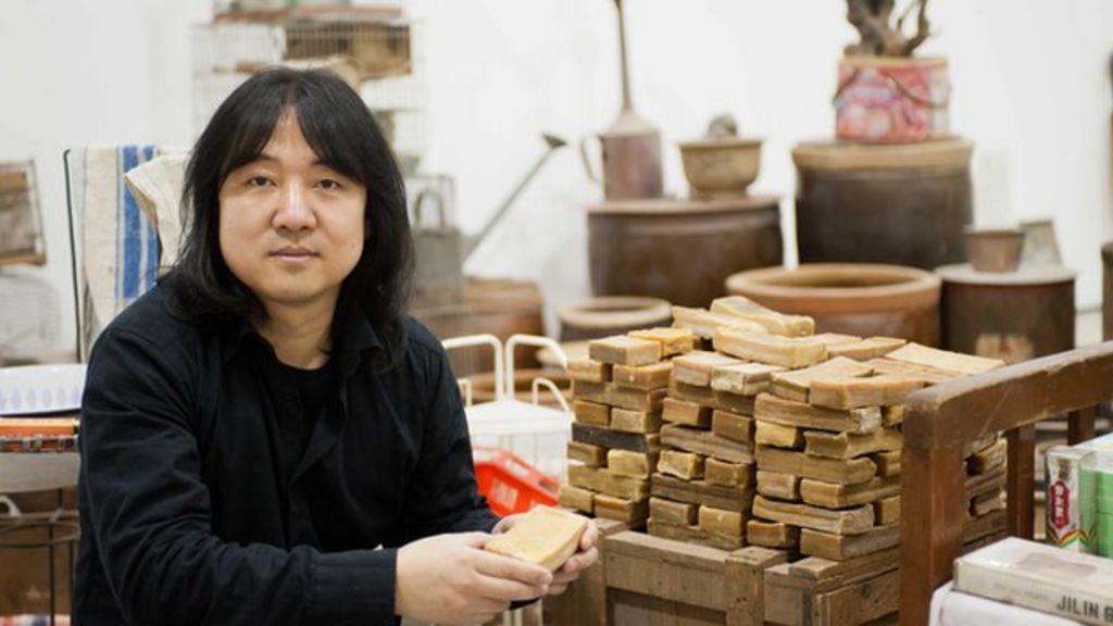 Chinese artist Song Dong turns clutter into an artwork - BBC News