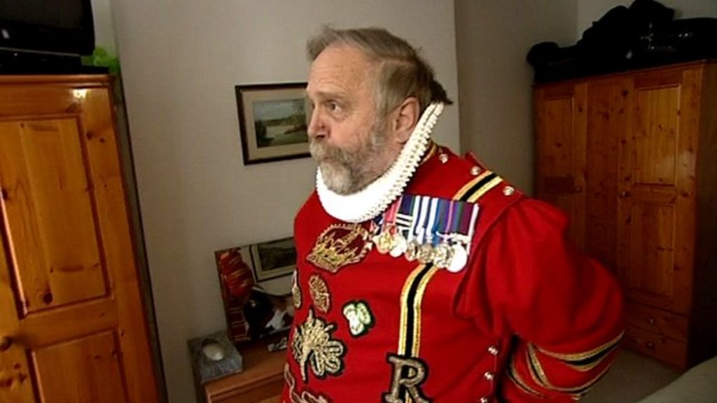 How to dress a Beefeater - BBC News