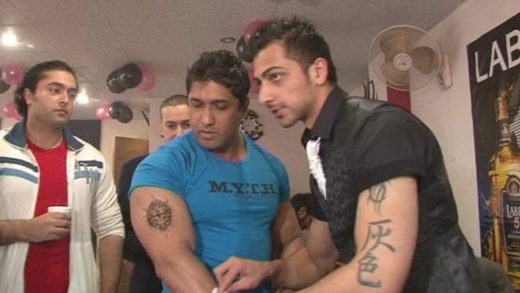 Tattoos gaining popularity in Pakistan - BBC News