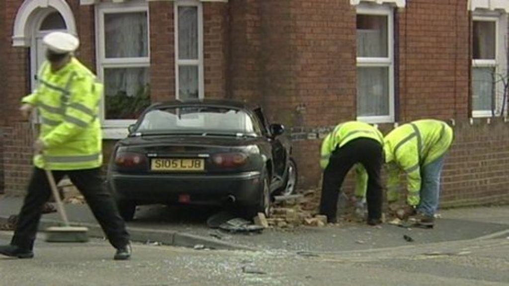 Emergency call police car crashes in Colchester - BBC News