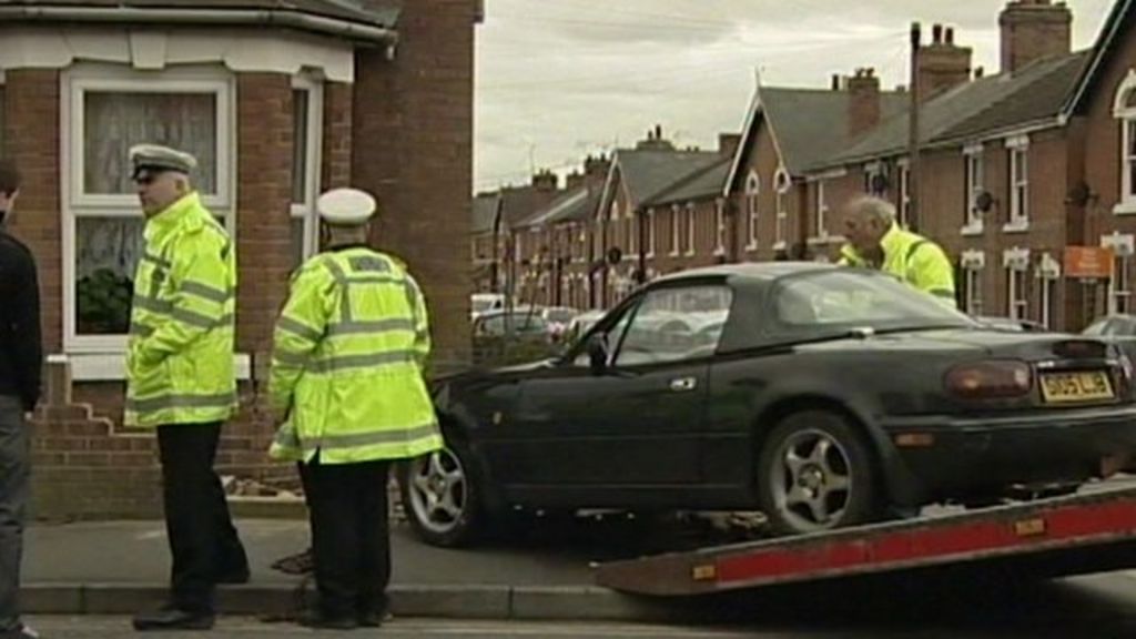 Emergency call police car crashes in Colchester - BBC News