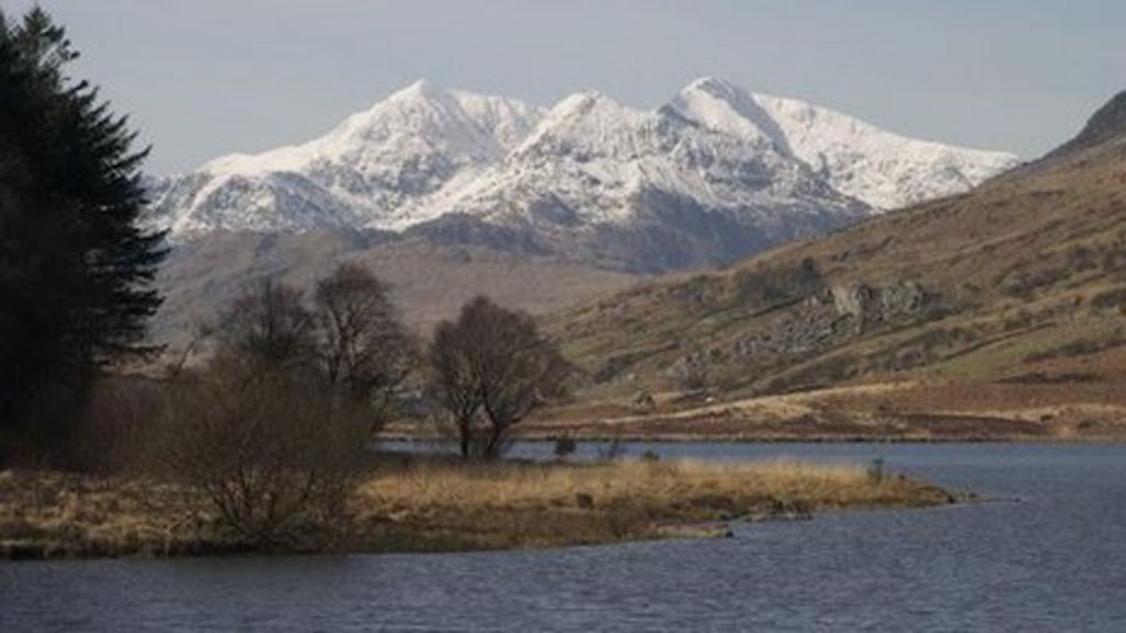 Snowdon getting 'warmer and wetter' says 15-year survey - BBC News