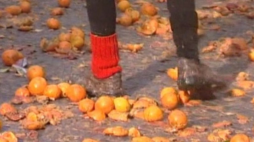 Mass orange fight in Italian town - BBC News