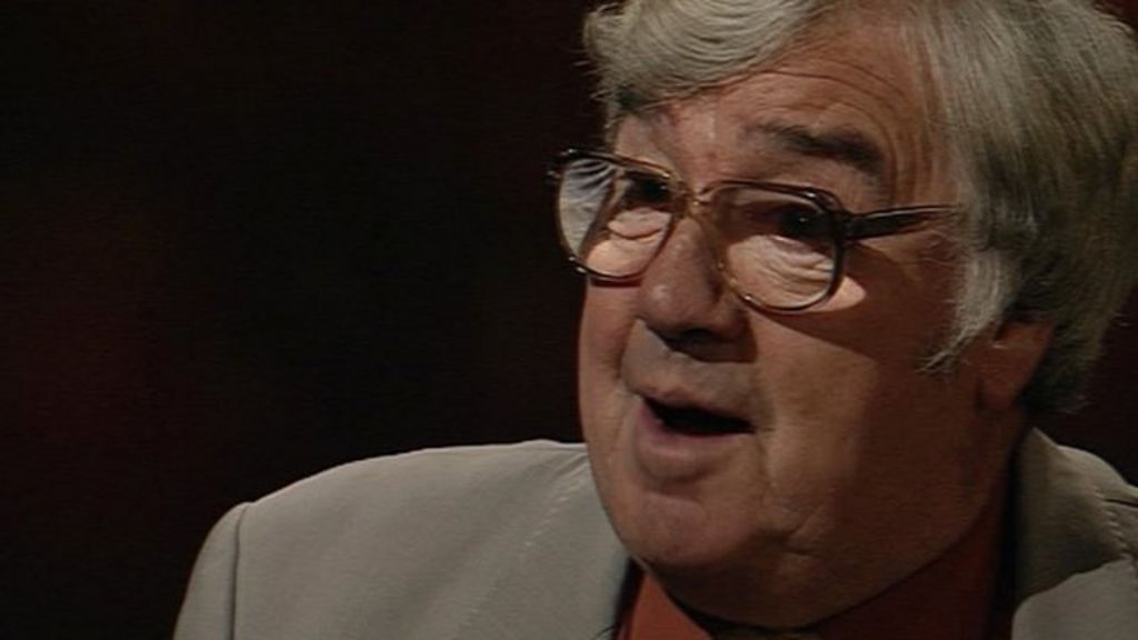 Comedian Frank Carson dies aged 85 - BBC News