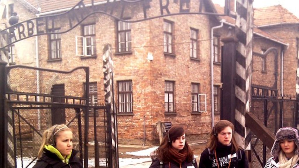 Auschwitz Nazi camp visit teaches students about the Holocaust - BBC News