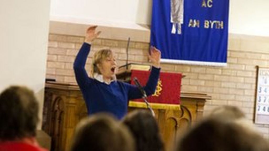 Ex-Fron Choir conductor Ann Atkinson wants male singers - BBC News