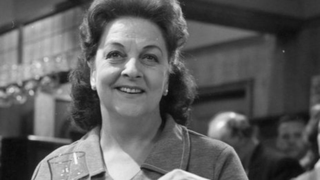 Coronation Street will pay tribute to Betty Driver - BBC News