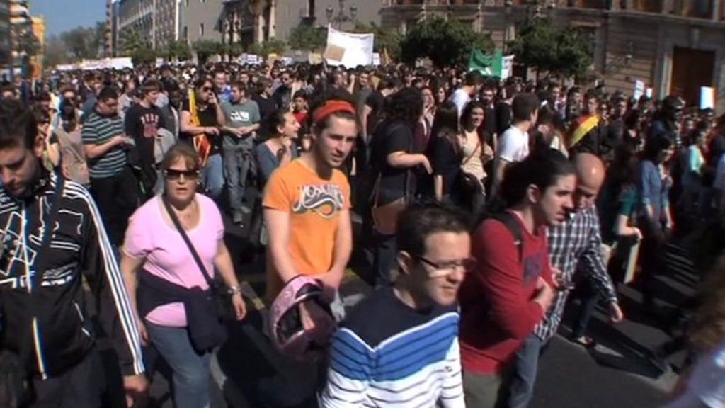 Thousands march through Valencia in cuts protest - BBC News