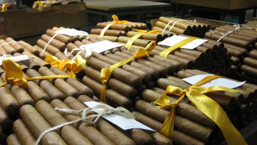 How to roll the perfect Cuban cigar - BBC News