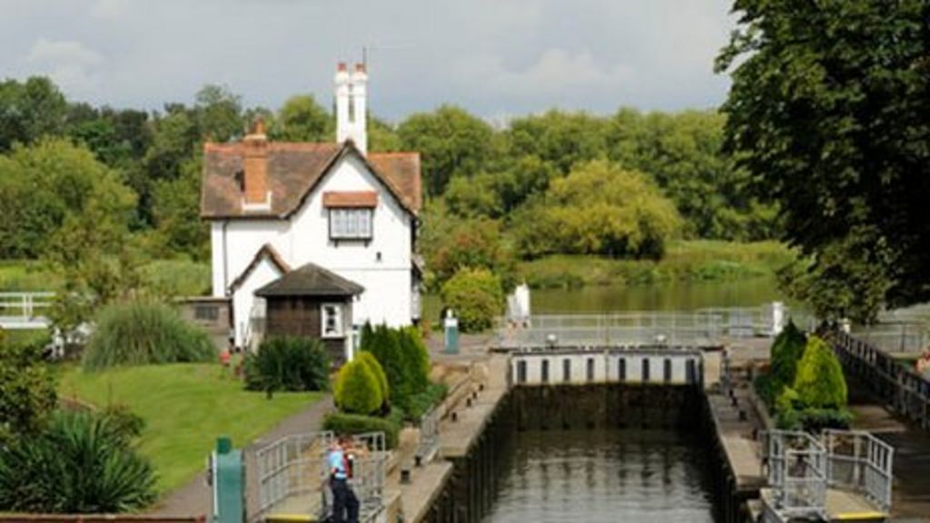 River Thames lock keepers' cottages review extended - BBC News