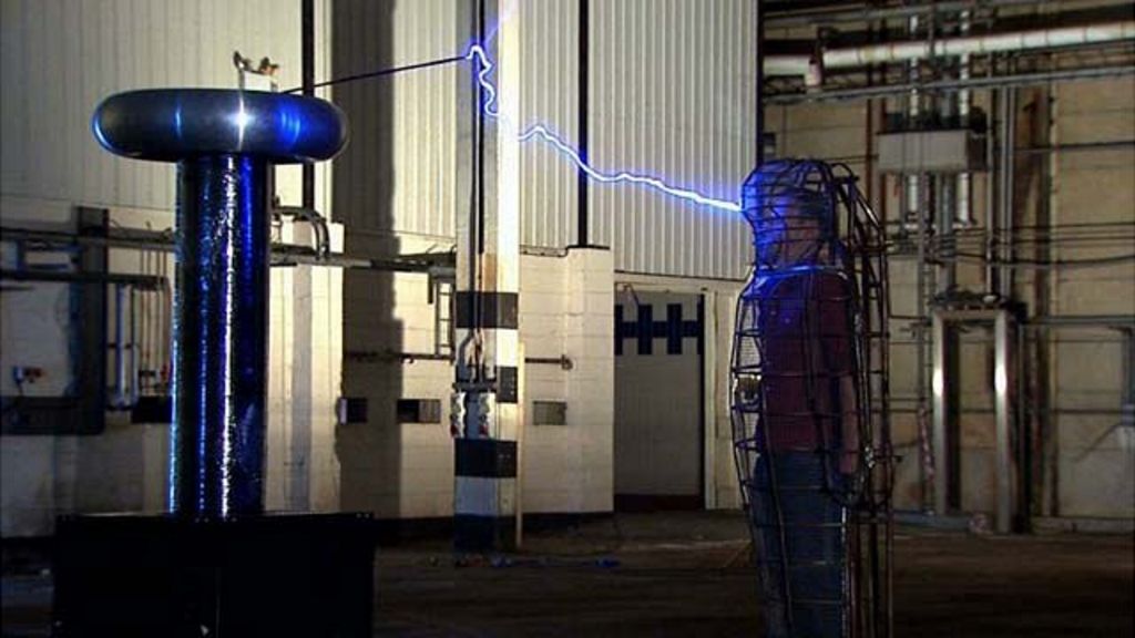 How to survive being struck by lightning - BBC News