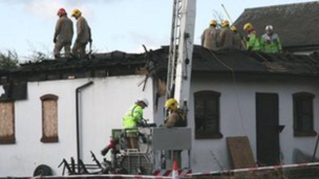 Fire at Lea Manor Hotel in Shropshire - BBC News