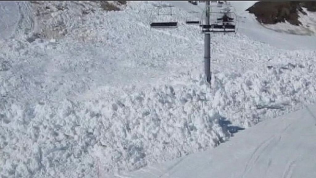 Skiers film French avalanche - BBC News