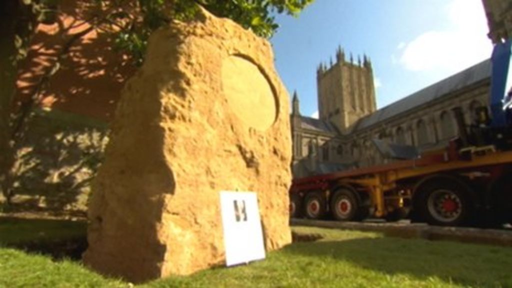 Harry Patch memorial stone is placed in Wells - BBC News
