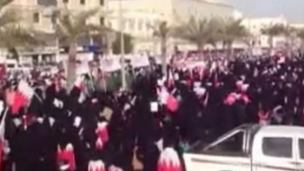 Mass anti-government rally near Bahrain's capital - BBC News