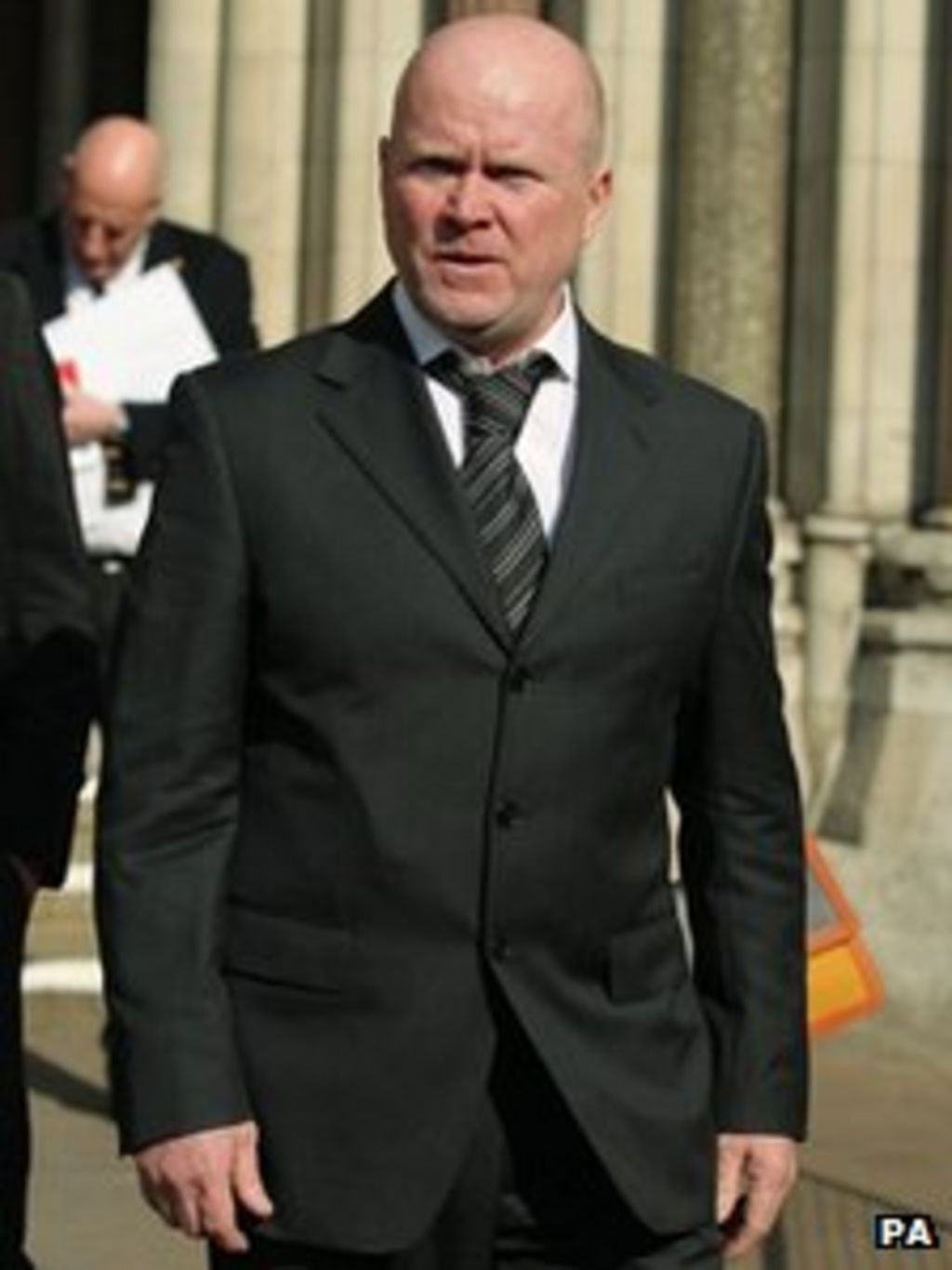 EastEnders' Steve McFadden accepts libel damages - BBC News