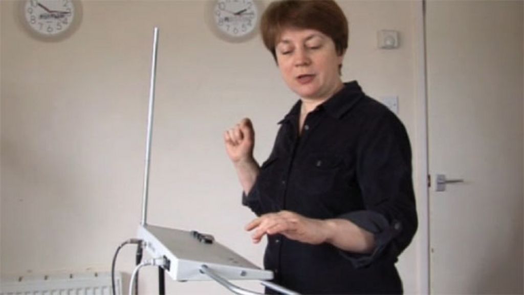 How to play the theremin - BBC News