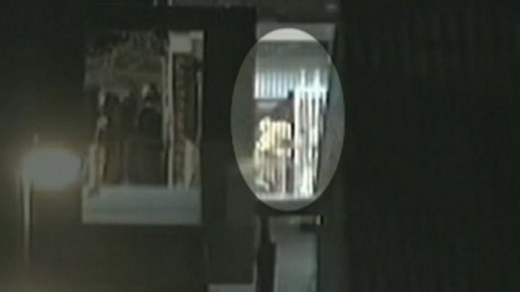 London riots: CCTV released after manslaughter guilty plea - BBC News